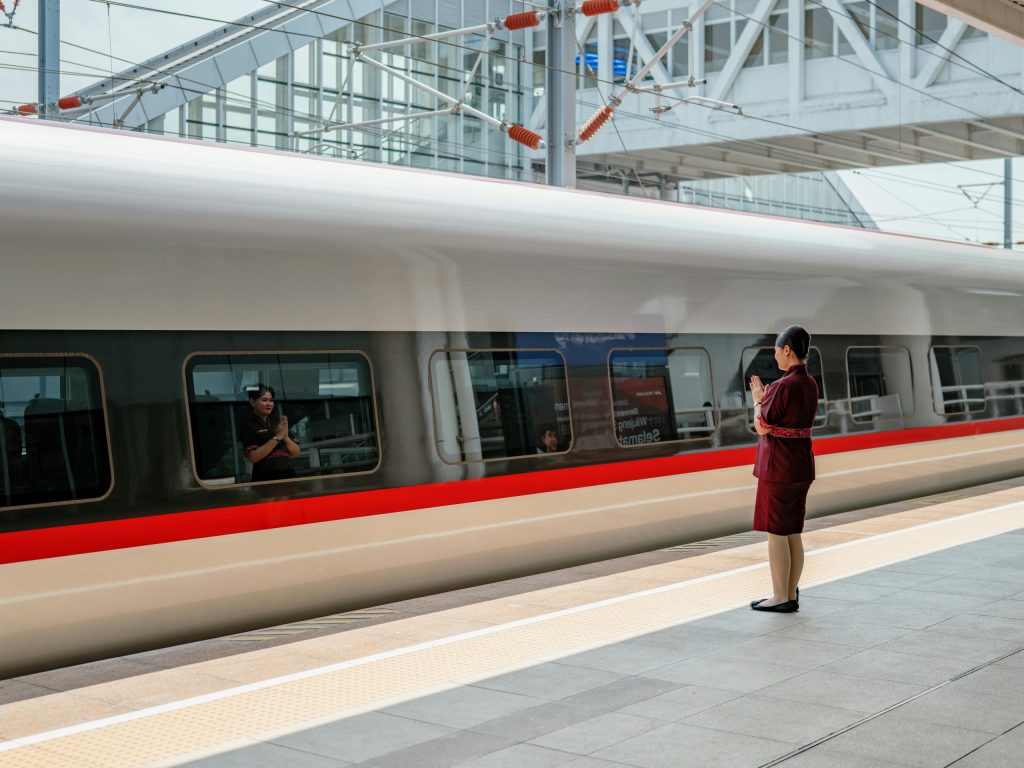 Commuter-Friendly Neighborhoods Near Transit Hubs - Groovy Content